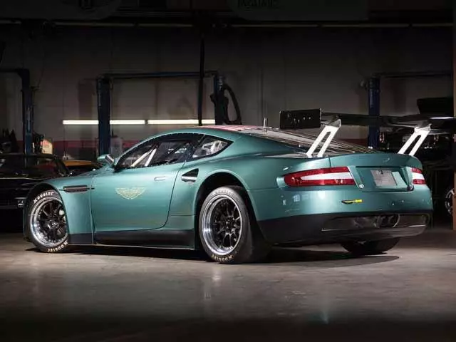 The Aston Martin DBRS9 bụ ihe na-adọrọ adọrọ Alternative na-adịghị agwụ agwụ Parade nke Porsche 911 GT3s. 43375_1