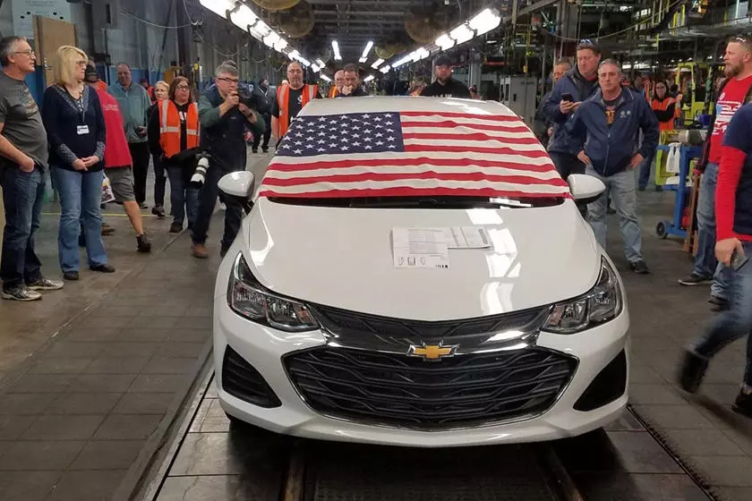 Paskutinis kada nors pagamintas „Chevrolet Cruze“ randa ypatingą naują savininką 43464_2