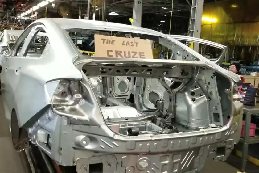 Paskutinis kada nors pagamintas „Chevrolet Cruze“ randa ypatingą naują savininką 43464_3