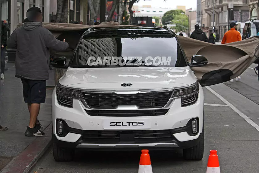 2020 Kia Seltos byrjar Strip stríðni fyrir stóru frumraunina 43543_9