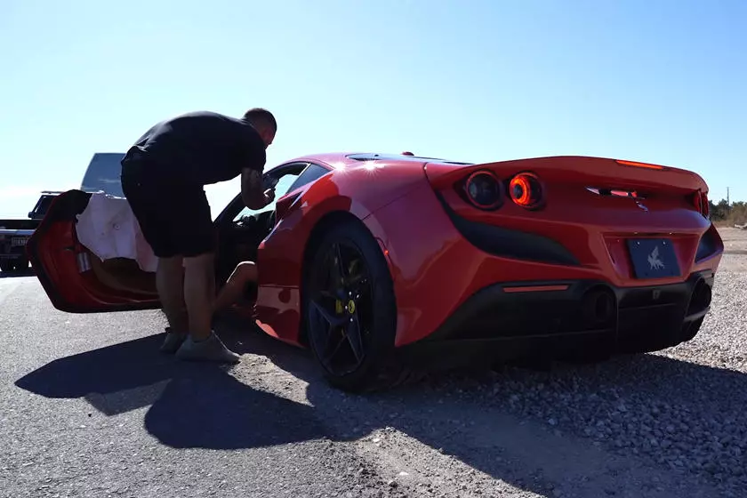 Visiškai naujas „Ferrari F8 Tributo“ surinktas pirmos nuomos metu 43580_2