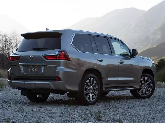 ہم واقعی امید کرتے ہیں کہ کوئی کنورٹیبل Lexus LX 570 پر $350,000 خرچ نہیں کرے گا۔ 43662_2