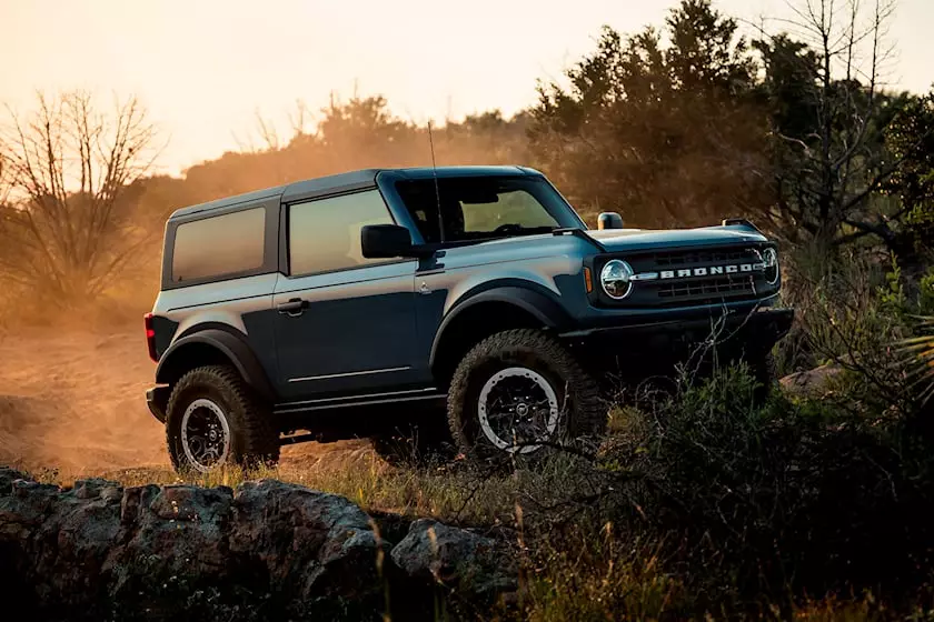 2021-2022 Ford Bronco Lái xe phối cảnh bên