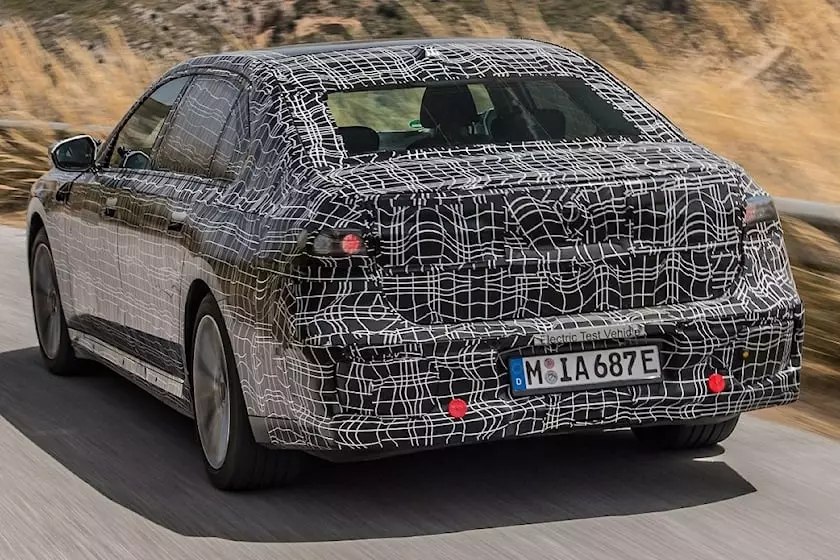 2023 BMW i7 መንዳት የኋላ እይታ