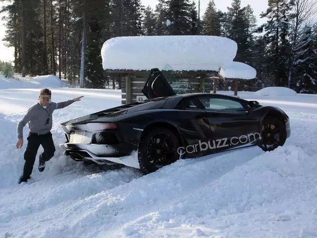 Il collaudatore si schianta con la Lamborghini Aventador; Va per Spy Shooter 43709_1