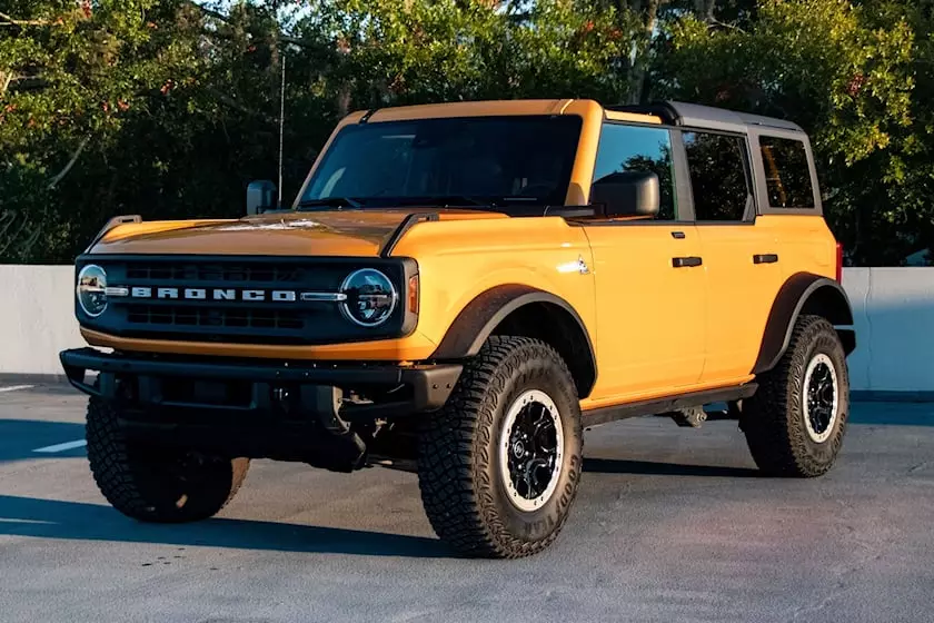 Vue d'angle avant du Ford Bronco 2021-2022