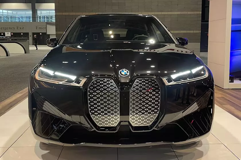 BMW iX M60 од 2023 година пристигнува во Чикаго како шеф 4374_9