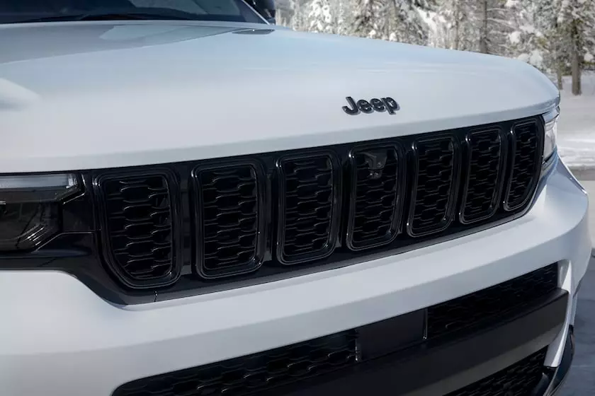 Jeep Grand Cherokee L izskatās gluds ar jaunu ierobežotu melnu komplektu 4376_10