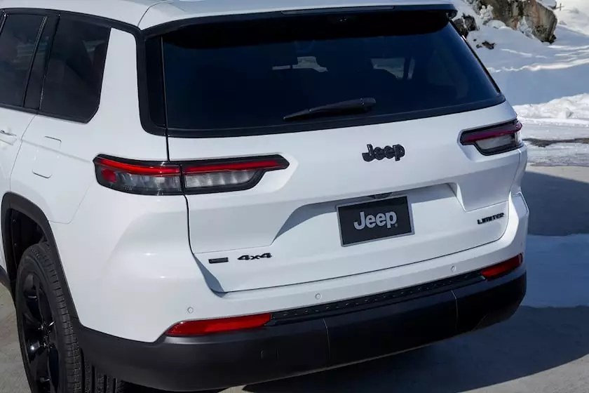 Jeep Grand Cherokee L izskatās gluds ar jaunu ierobežotu melnu komplektu 4376_14