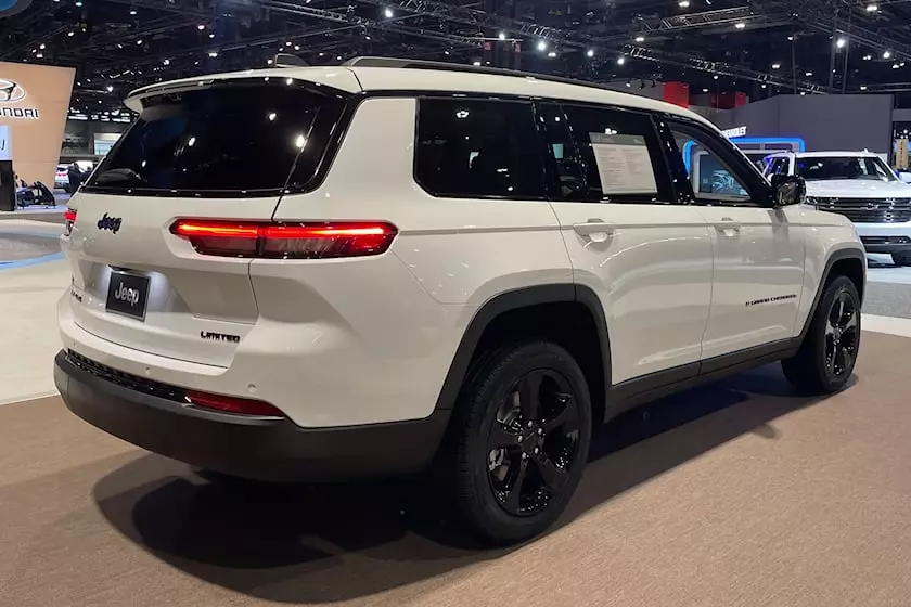 O Jeep Grand Cherokee L parece elegante cun novo paquete negro limitado 4376_2