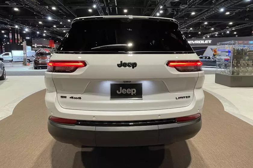 Jeep Grand Cherokee L yangi cheklangan qora to'plami bilan silliq ko'rinadi 4376_3