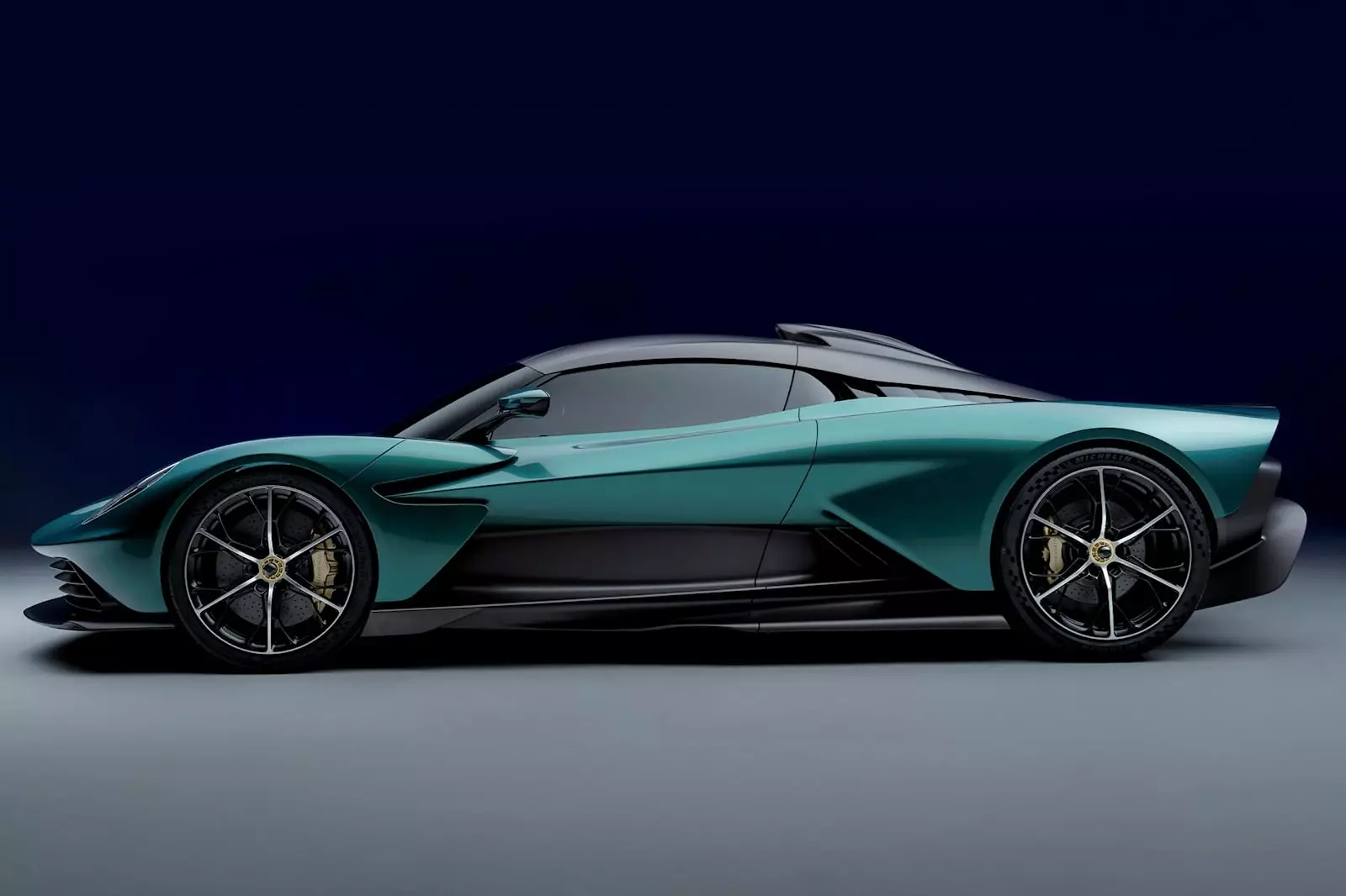 Aston Martin bi mogao iskoristiti Ferrarijevu pomoć da uštedi unutrašnje sagorijevanje