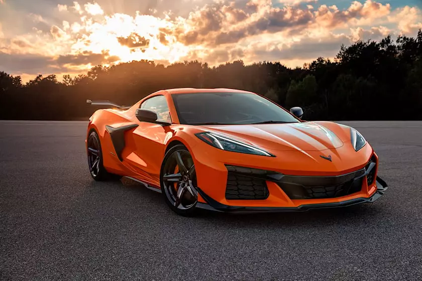 2023 Chevrolet Corvette Z06 Coupe የፊት አንግል እይታ