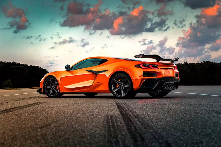 2023 Chevrolet Corvette Z06 Coupe የኋላ አንግል እይታ