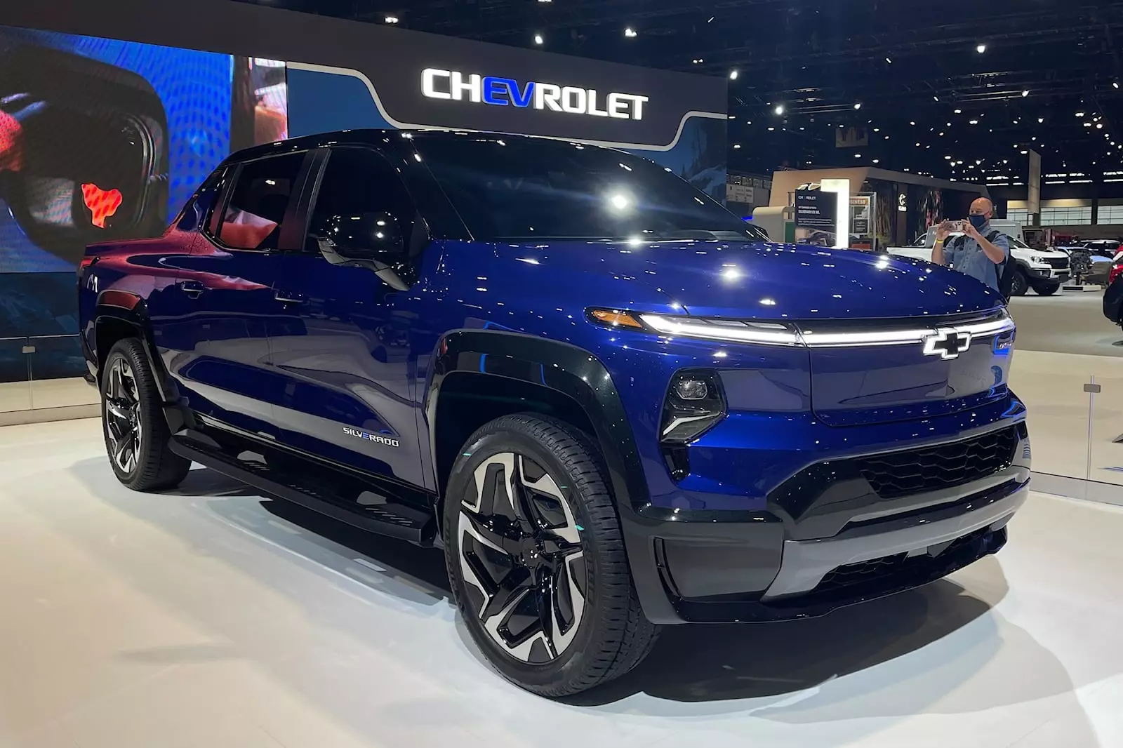 2024 Chevrolet Silverado EV shamolli shaharga portladi