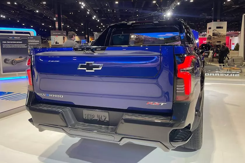 2024 “Chevrolet Silverado EV” şemally şähere partlady 4380_4