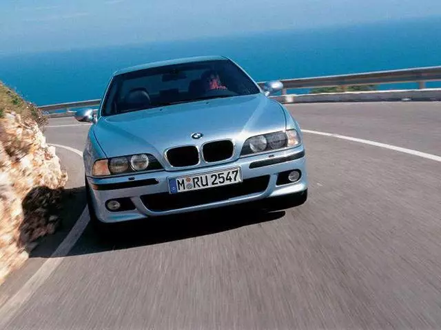 Sự phát triển của BMW M5: M5 trở thành một con quái vật đáng thèm muốn 43811_1