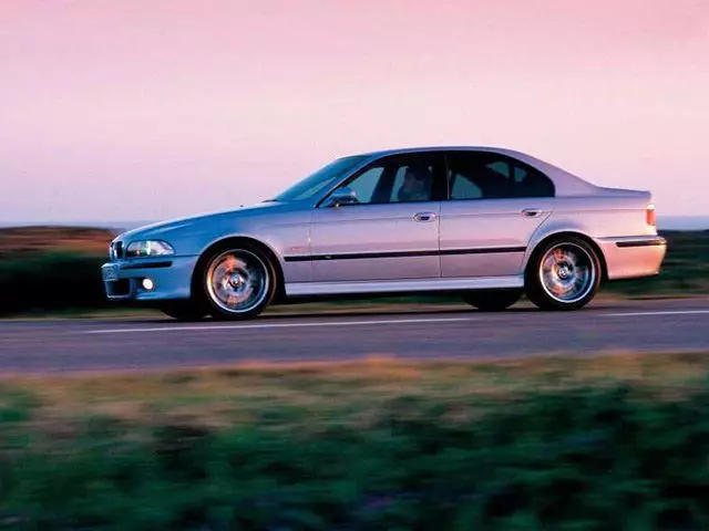 Sự phát triển của BMW M5: M5 trở thành một con quái vật đáng thèm muốn 43811_3