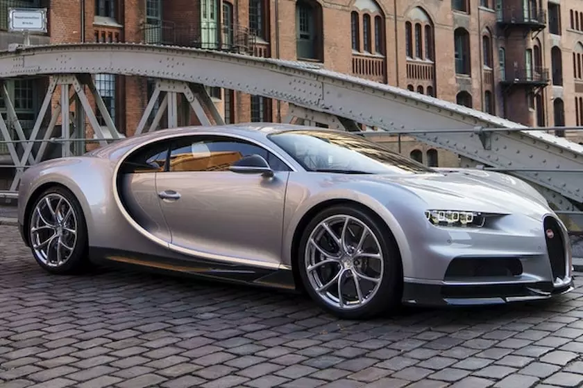 2017-2022 Bugatti Chiron Coupe Voorhoekaansig