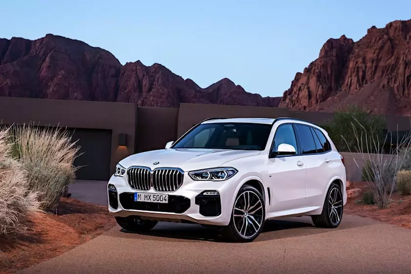 Vista d'angle frontal del BMW X5 2019-2022