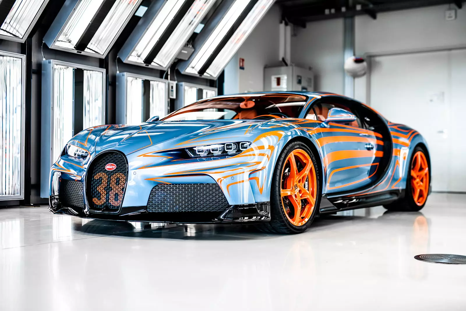 ການຈັດສົ່ງ Bugatti Chiron Super Sport ເລີ່ມຕົ້ນດ້ວຍການສ້າງແບບບ້າ