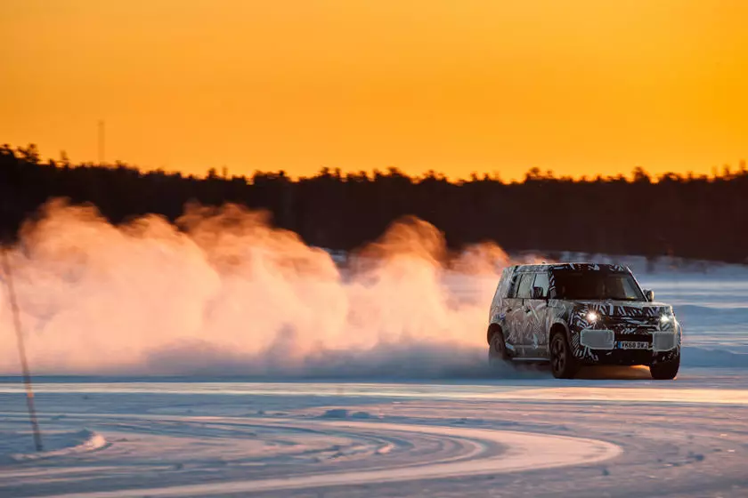 „Land Rover“ 2020 m. „Defender“ suteiks specialių savybių Kinijai 44016_8