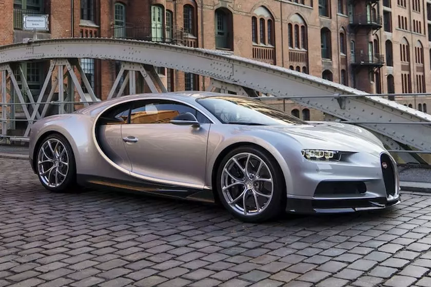 2017-2022 Bugatti Chiron Coupe Առջևի անկյունային տեսք