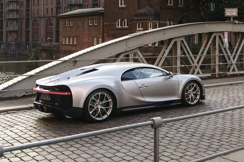 Vue d'angle arrière de la Bugatti Chiron Coupé 2017-2022