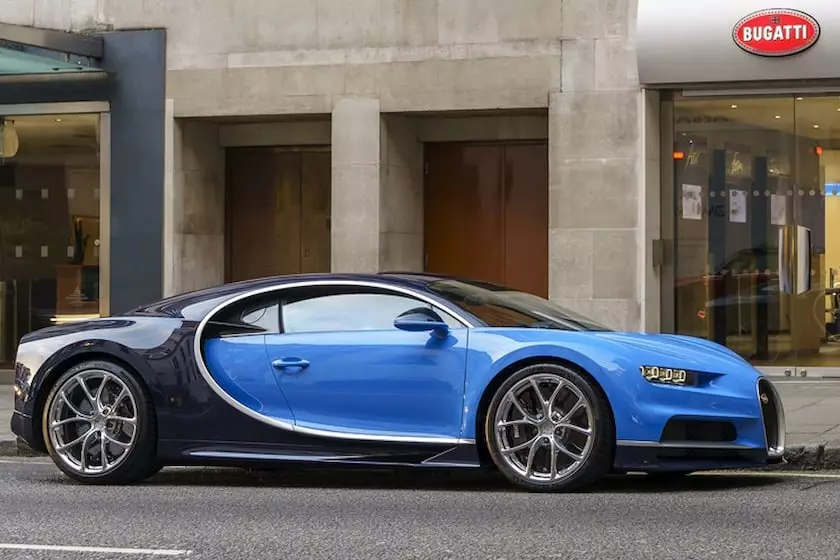 Vue latérale du coupé Bugatti Chiron 2017-2022