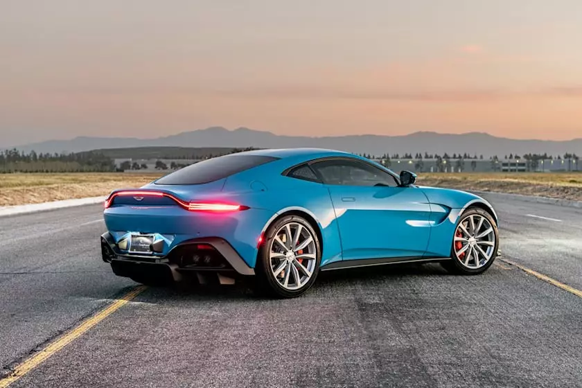 Qhov no Aston Martin Vantage yog zais qhov tsis txaus ntseeg 4403_3