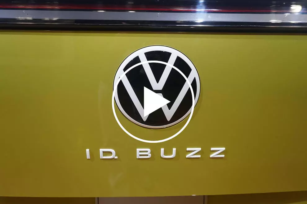 Παρακολουθήστε πόσος χρόνος χρειάζεται για την κατασκευή του αναγνωριστικού της VW. Buzz από το μηδέν
