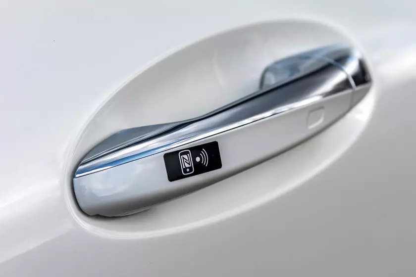 Đánh giá ổ đĩa đầu tiên Mercedes-Benz EQC 2020: Tia lửa sáng 441170_12