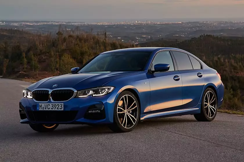 2019-2022 BMW 3 ਸੀਰੀਜ਼ ਸੇਡਾਨ ਫਰੰਟ ਐਂਗਲ ਵਿਊ