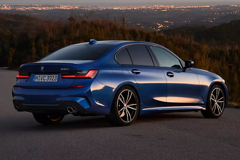 2019-2022 BMW 3 സീരീസ് സെഡാൻ റിയർ ആംഗിൾ വ്യൂ