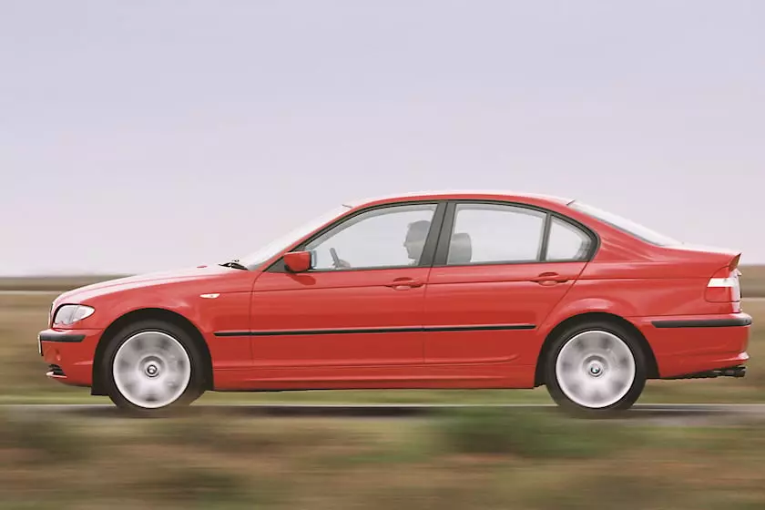 2002-2005 BMW 3 സീരീസ് സെഡാൻ സൈഡ് വ്യൂ ഡ്രൈവിംഗ്