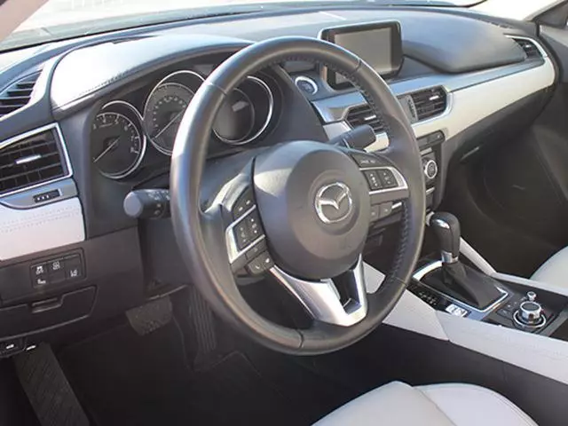 Ndemanga ya Mazda6 ya 2016: Momwe Sedan Yapakatikati Ingapewere Vuto Lapakati pa Moyo 44227_13