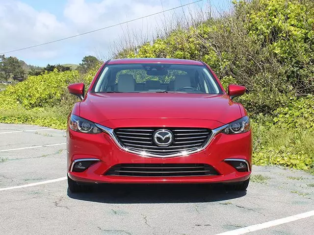 2016 Mazda6 шолуы: Орта өлшемді седан орта өмірлік дағдарыстың алдын алады 44227_2