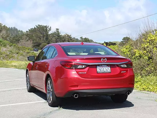 2016 Mazda6 검토: 중형 세단이 중년의 위기를 예방할 수 있는 방법 44227_6