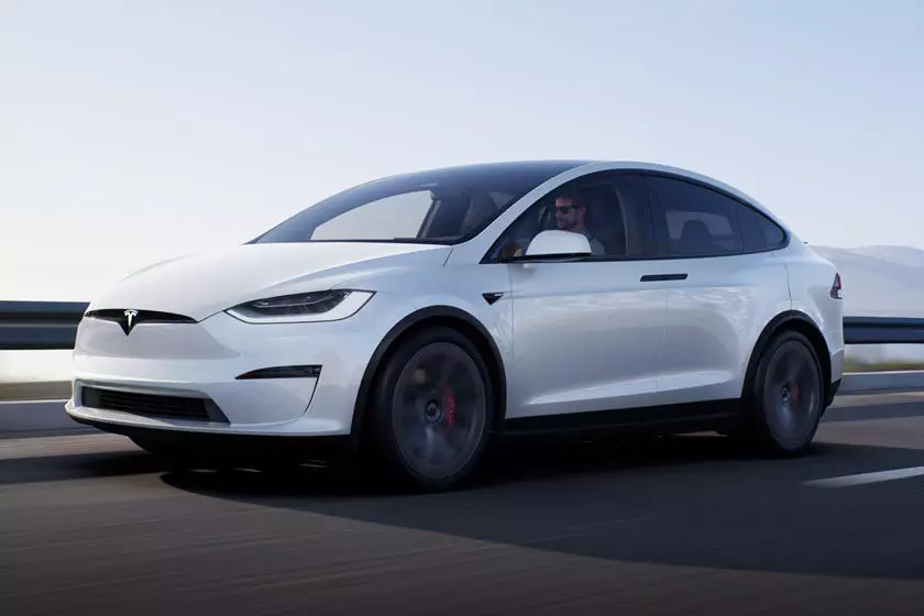 2021 Tesla Model X Plaid che guida l'angolo anteriore