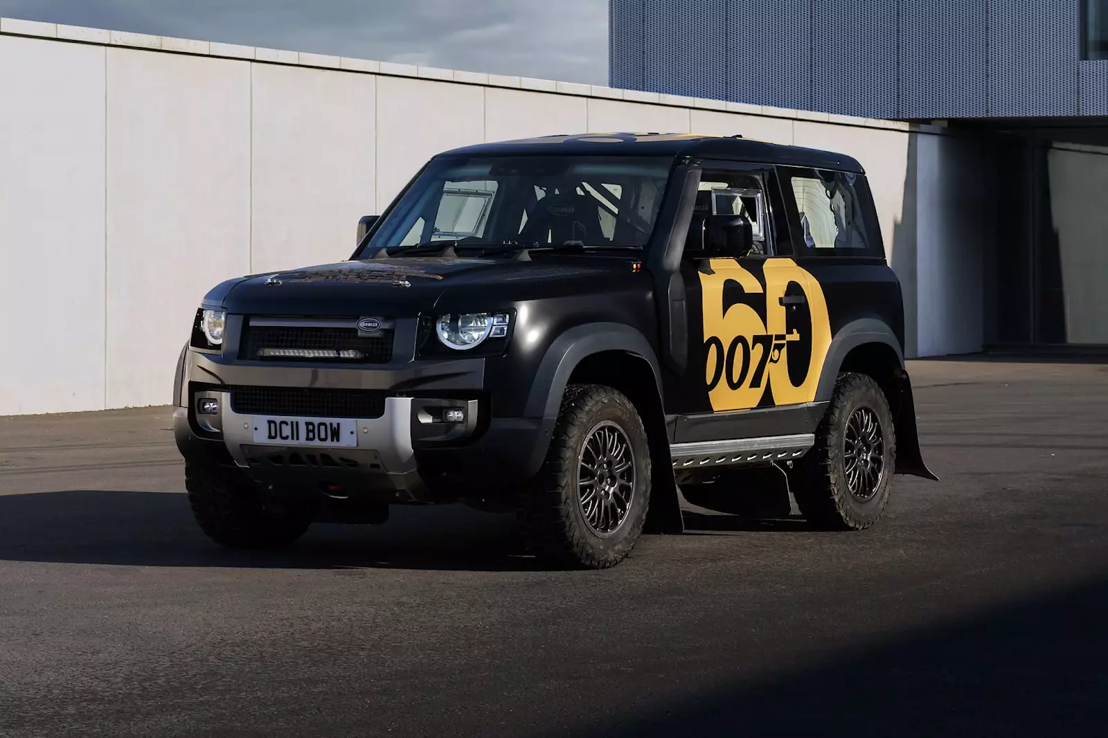 Land Rover feiert 60 Joer James Bond Mat Special Defender Rally Car