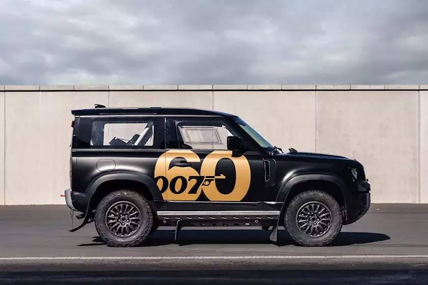 Land Rover celebra os 60 anos de James Bond cun Special Defender Rally Car 4455_3