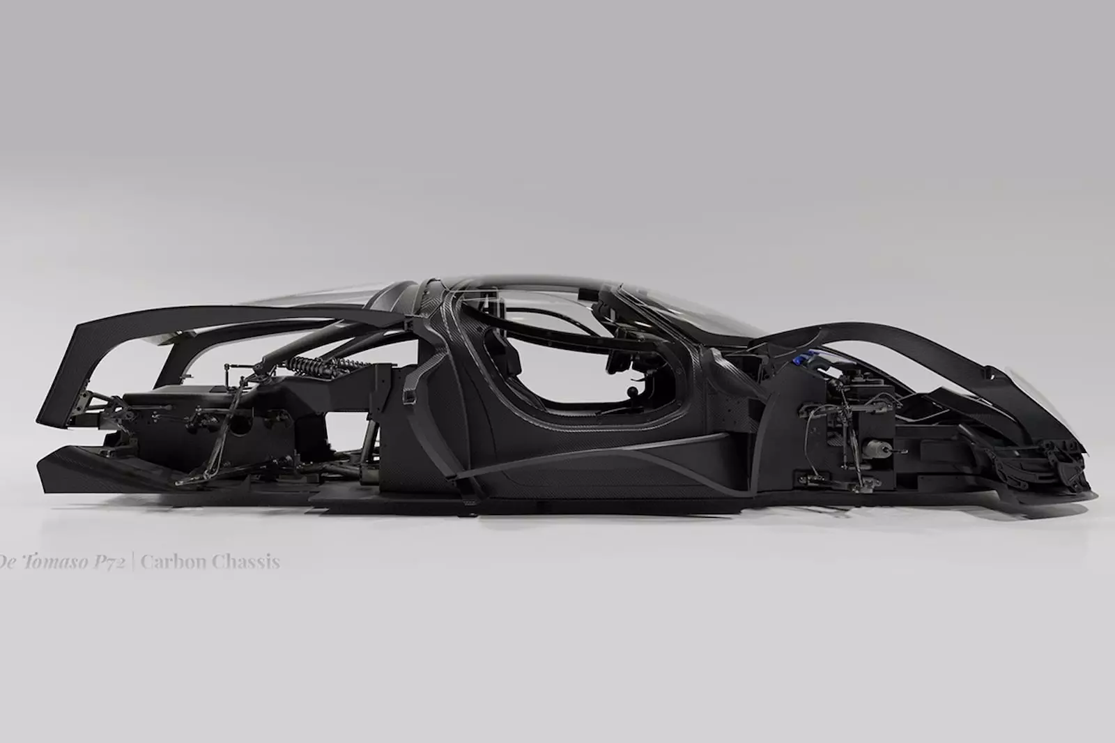 Kuckt Iech e méi no un $ 1-Millioun De Tomaso P72 Carbon Chassis