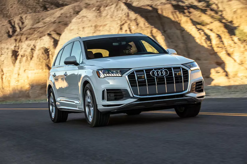 2020-2022 Audi Q7 Front View Driving