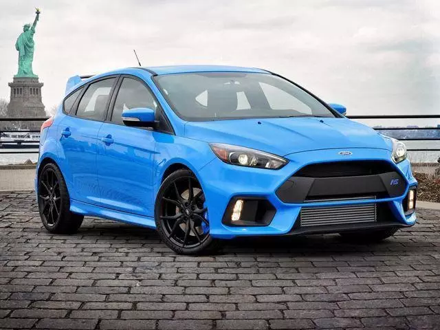 Кадом мизбони Top Gear танҳо як Ford Focus RS харидааст? 45095_1