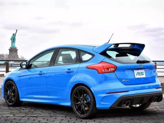 Кадом мизбони Top Gear танҳо як Ford Focus RS харидааст? 45095_2