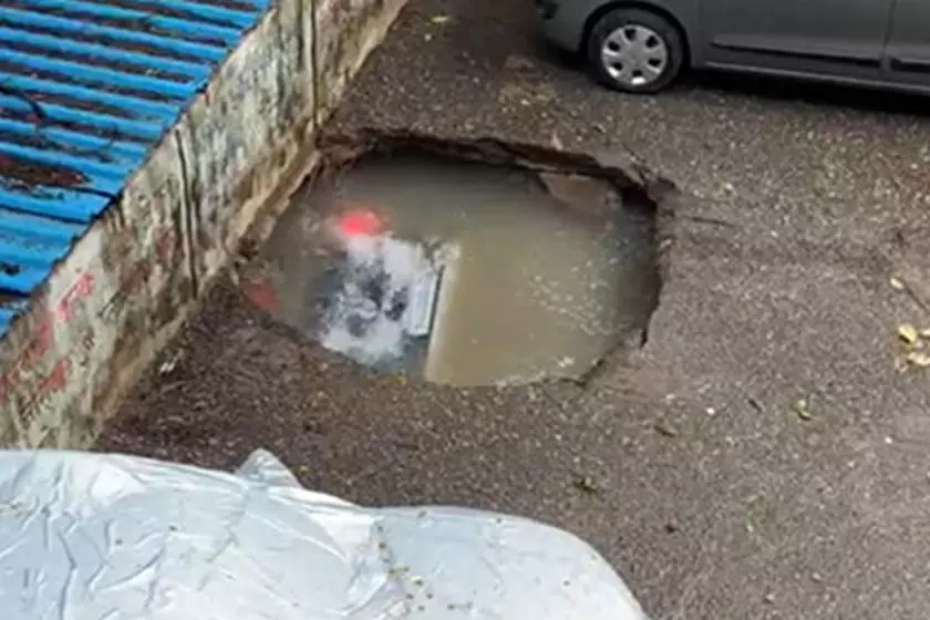 Sinkhole ගිල දමයි Hyundai ස්ථානය සම්පූර්ණ 45194_2