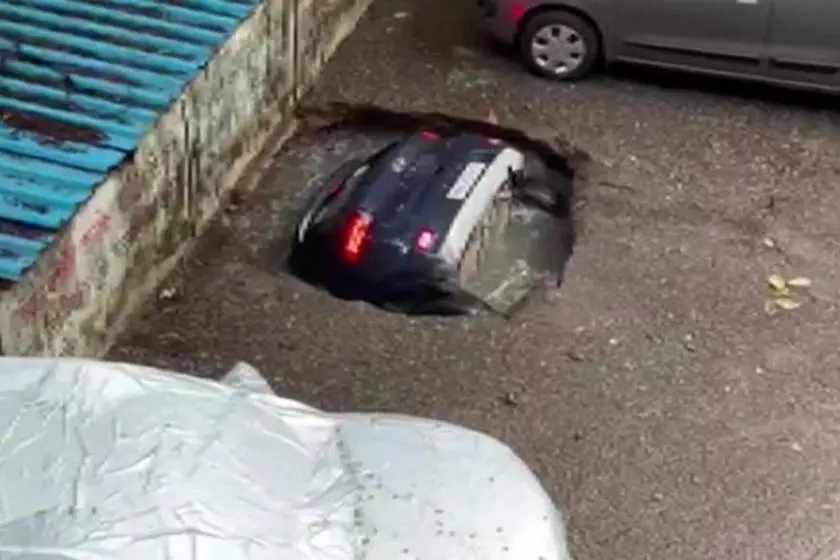 Sinkhole Swallows Hyundai Tempat Sakabeh 45194_3