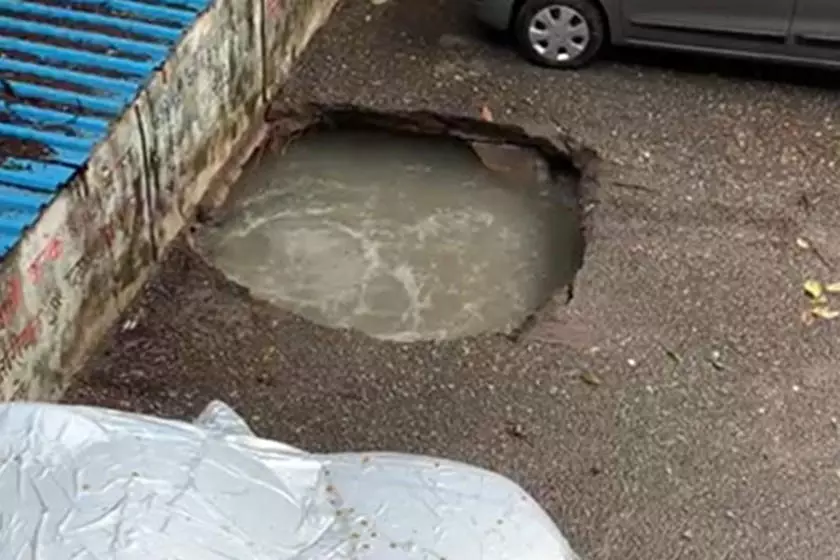 Sinkhole ගිල දමයි Hyundai ස්ථානය සම්පූර්ණ 45194_4