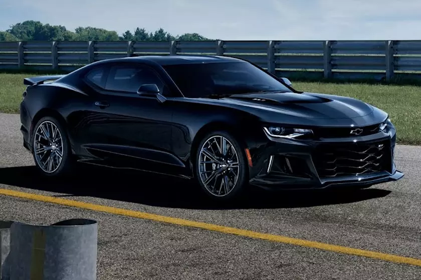 2019-2022 Chevrolet Camaro ZL1 Coupe vaizdas iš priekio kampu