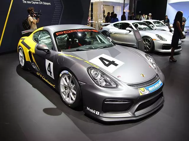 Zakaj kupiti superavtomobil, ko lahko uničiš stezo s Cayman GT4 Clubsport? 45306_1